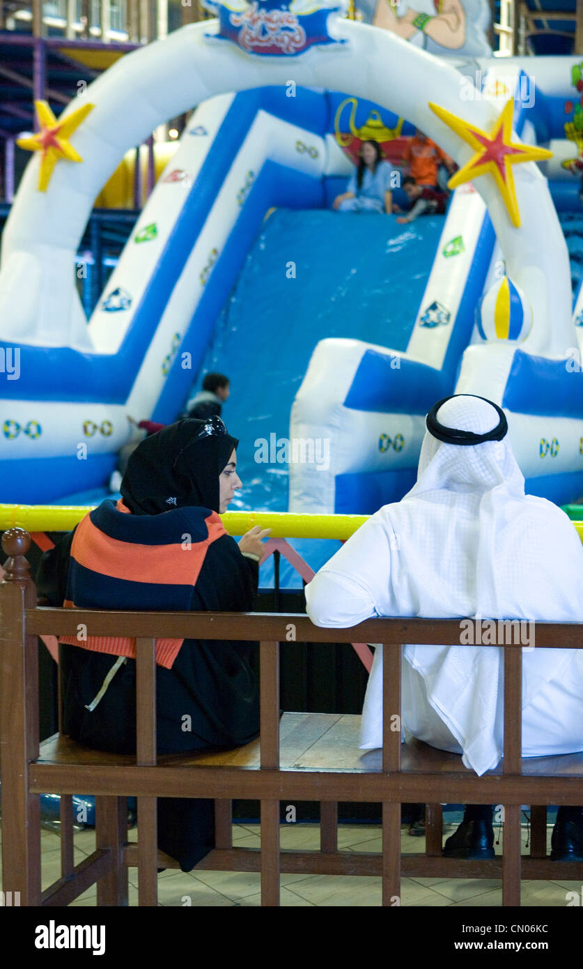 Bahrain manama local people in -Fotos und -Bildmaterial in hoher ...