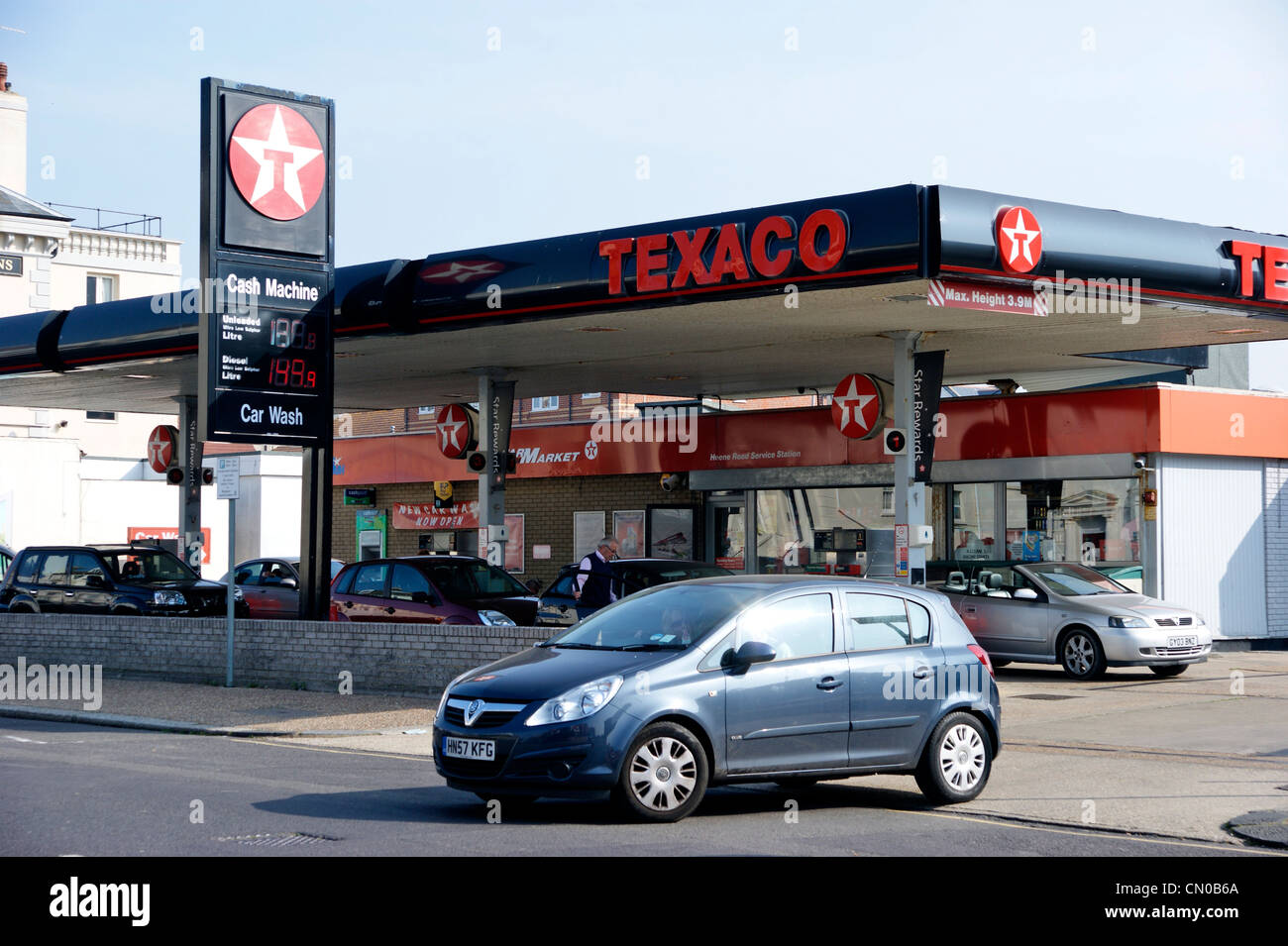 Fahrzeuge an der tankstelle -Fotos und -Bildmaterial in hoher Auflösung ...