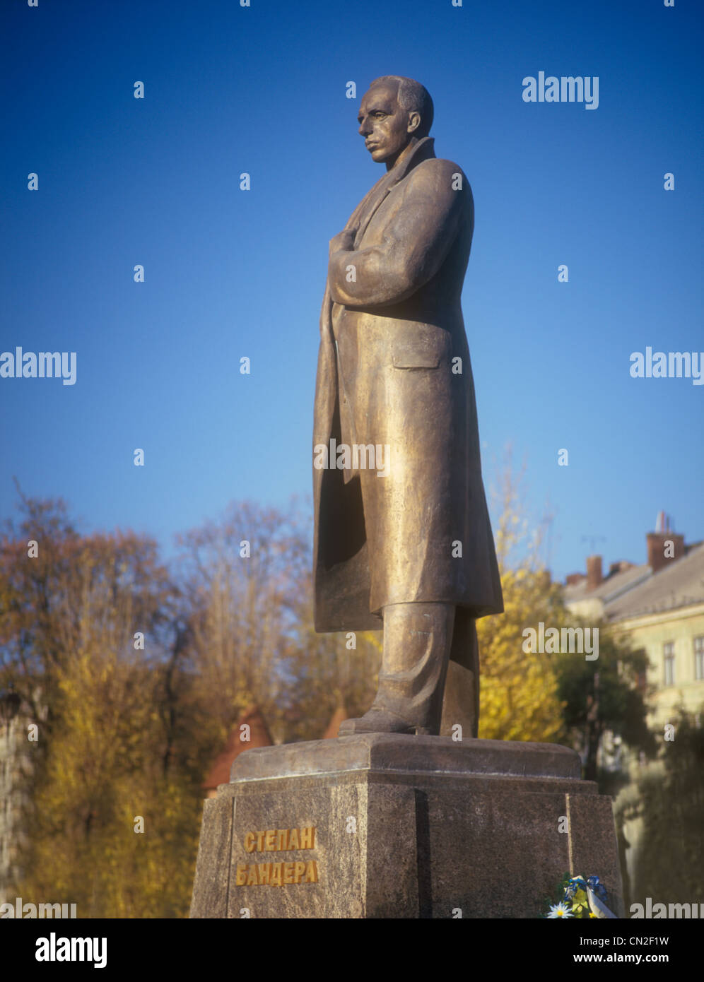 Stepan Bandera Statue in Lemberg Stockfotografie - Alamy