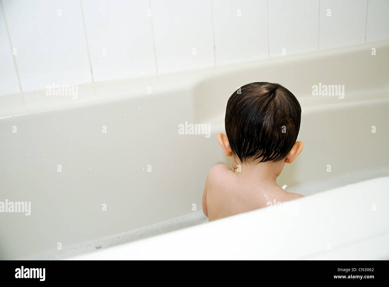 Kind in badewanne -Fotos und -Bildmaterial in hoher Auflösung – Alamy