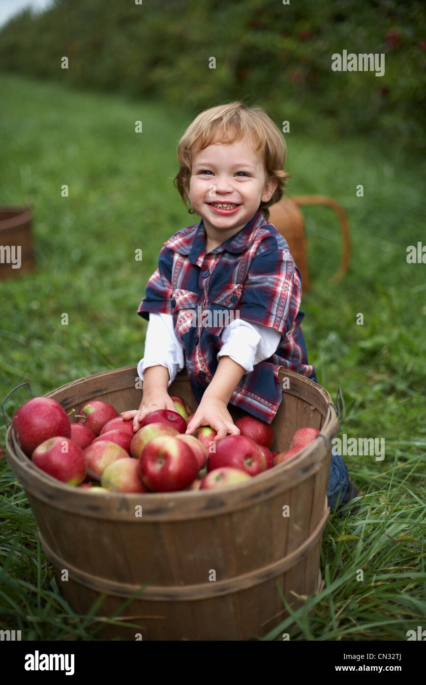 Junge mit eimer -Fotos und -Bildmaterial in hoher Auflösung – Alamy