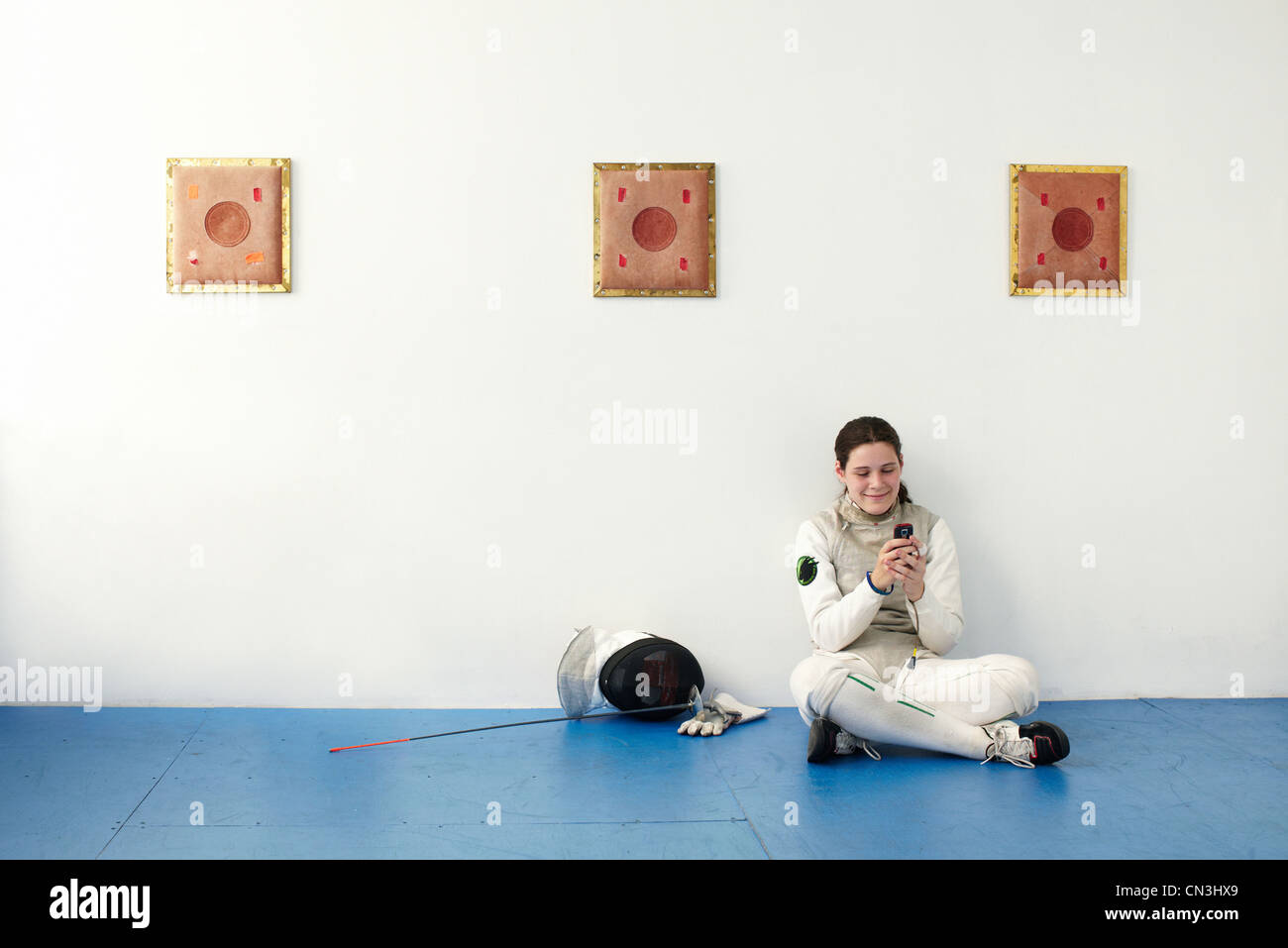 Teenager kinder telefonieren -Fotos und -Bildmaterial in hoher ...