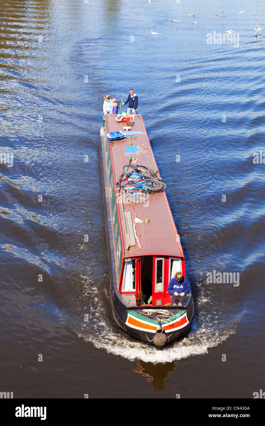 Narrowboat mit jungen Familie auf den Fluss Severn bei Worcester ...