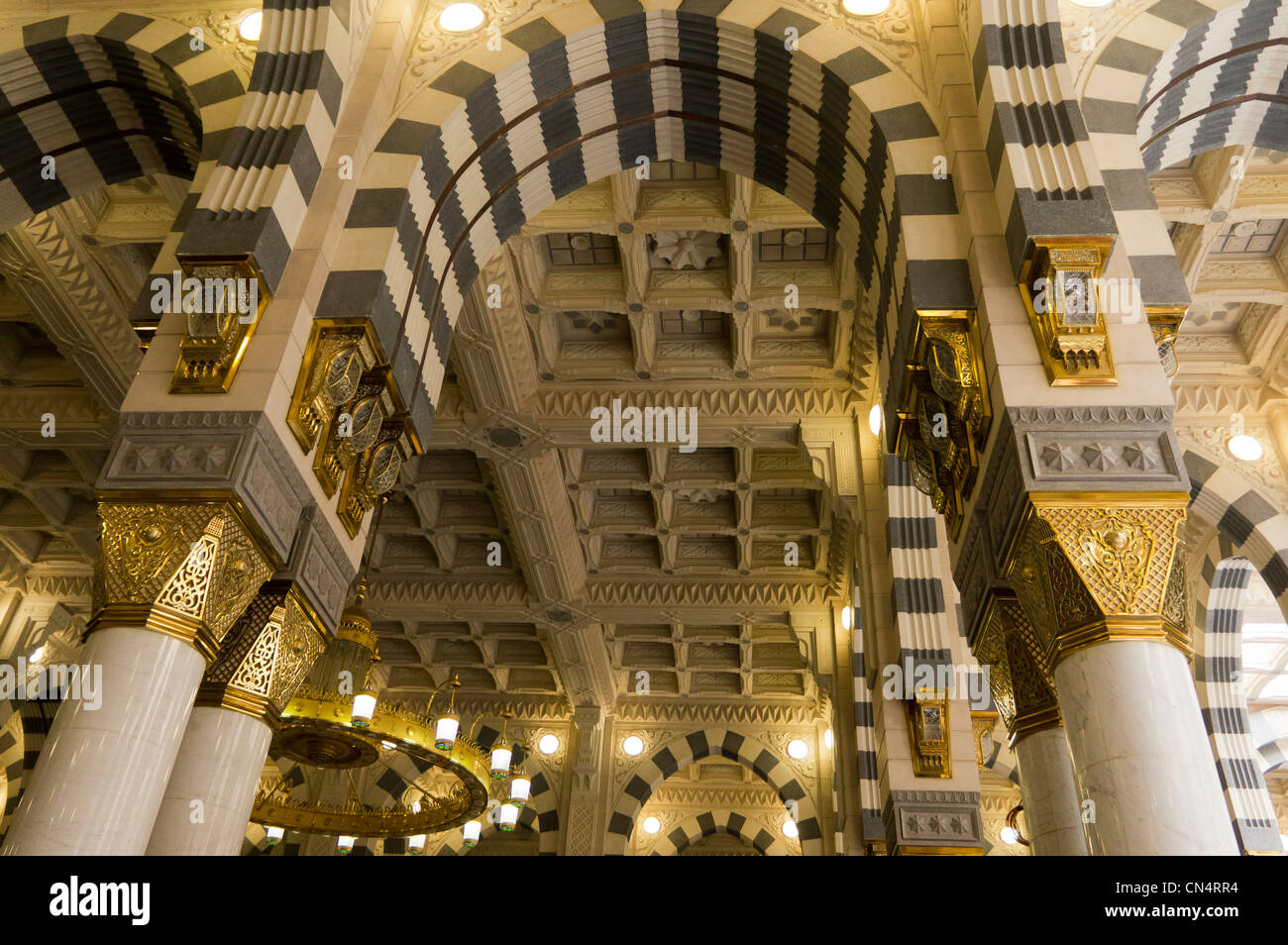 Innere des Masjid (Moschee) Nabawi in Al Madinah, Saudi Arabien. Nabawi ...