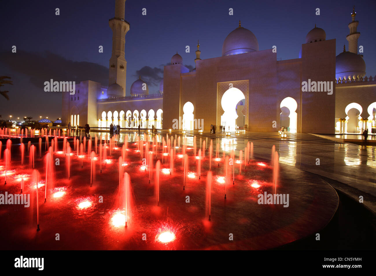 Sheikh zayed moschee in der nacht -Fotos und -Bildmaterial in hoher ...
