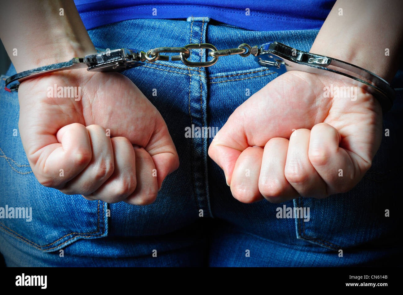 Teenager in handschellen -Fotos und -Bildmaterial in hoher Auflösung ...