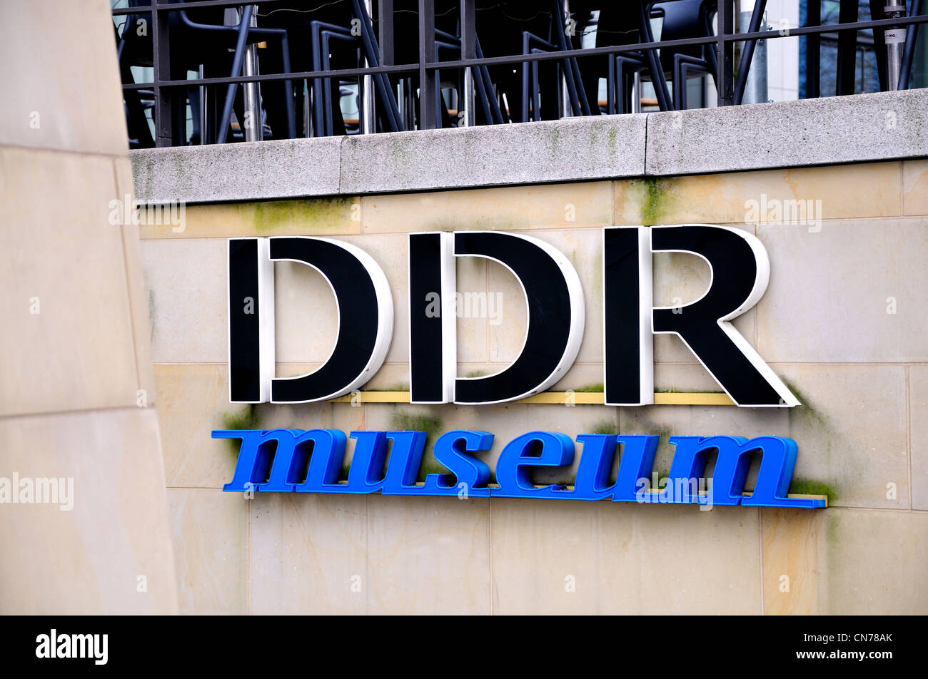 Berlin, Deutschland. DDR Museum-Zeichen auf dem Spree-Ufer ...