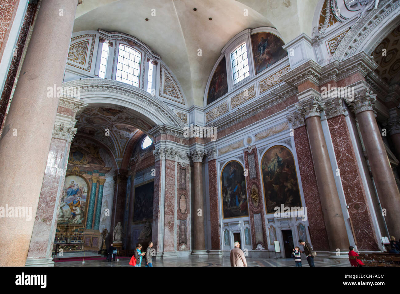 Inneren Kuppeln, Säulen und Architektur der Basilika von St. Marys von ...