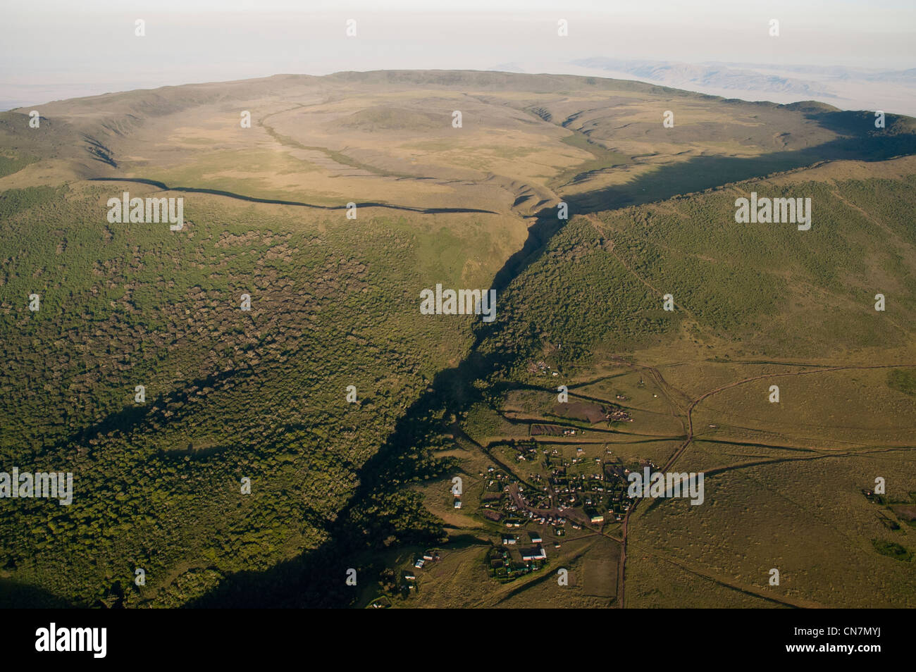 Olmoti Crater und Maasai Regelung, Luftaufnahme, Ngorongoro ...