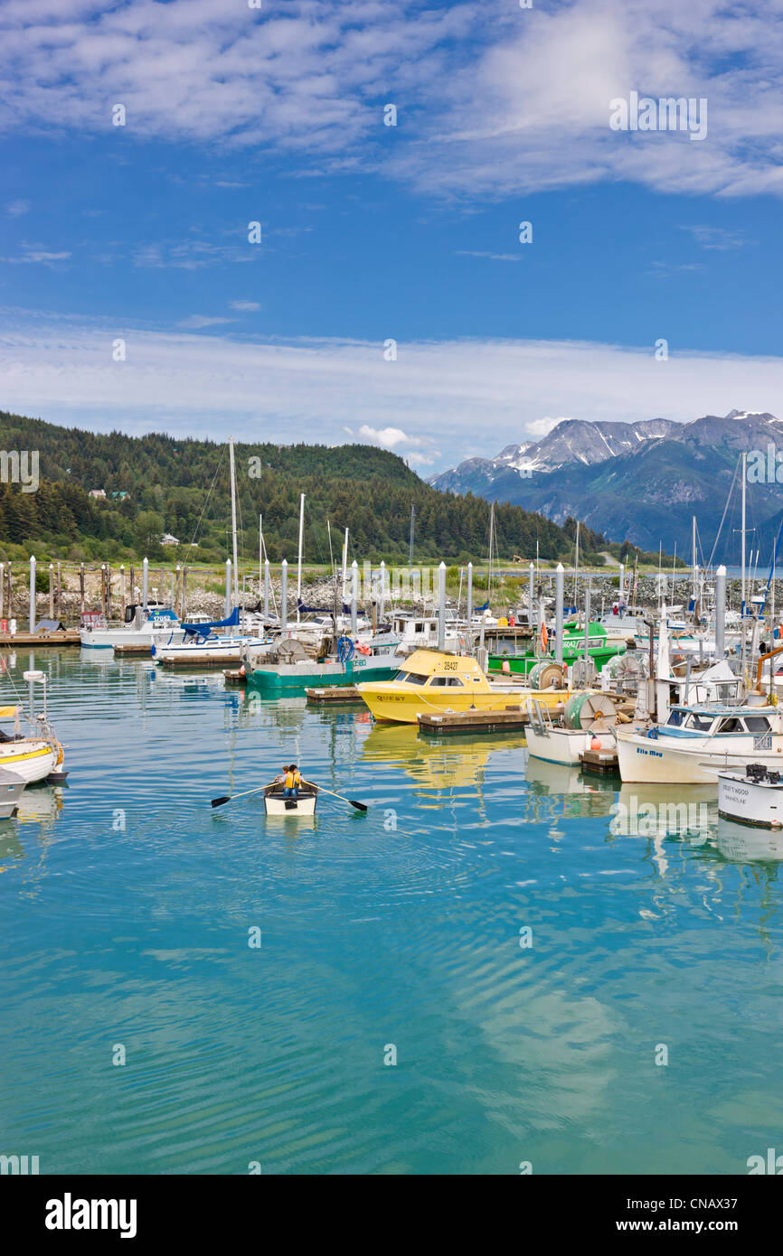 Kinder Rudern ein kleines Beiboot in Haines kleine Boot Hafen neben ...