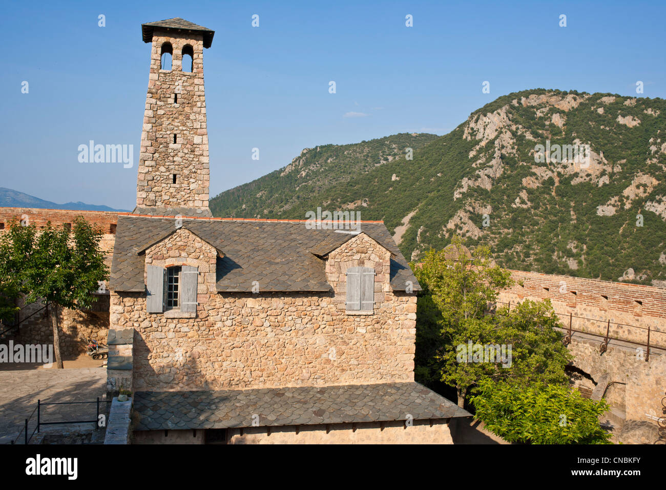 Frankreich, Pyrenäen Orientales, Villefranche de Conflent, mit der ...