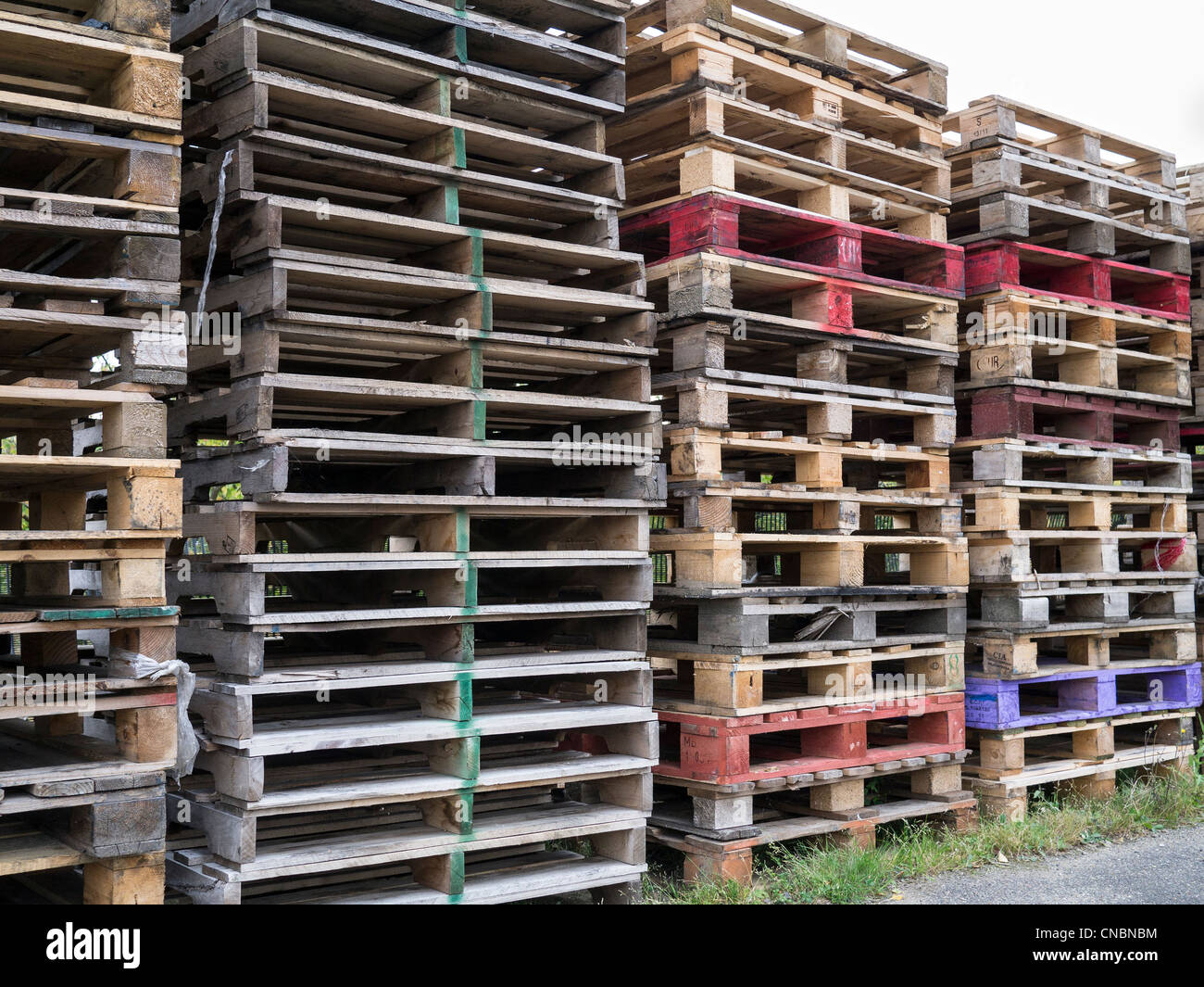 Palettenstapel Aus Holz Gestapelt Stockfotos und -bilder Kaufen - Alamy