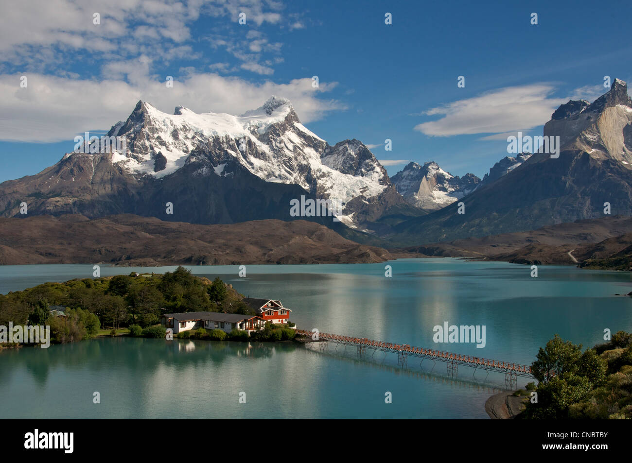 Lago pehoe and hosteria pehoe -Fotos und -Bildmaterial in hoher ...