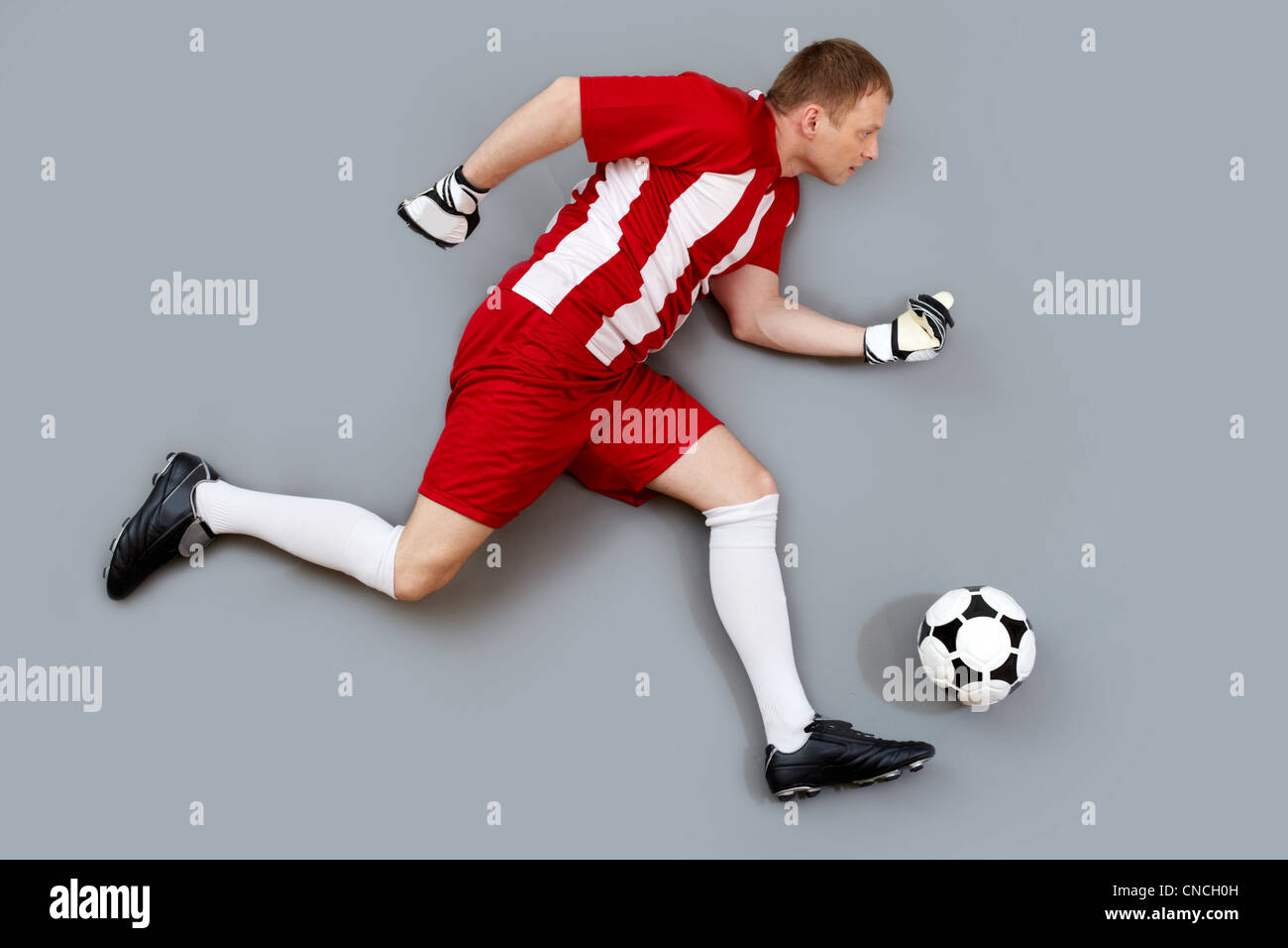 Ermittelten Fußballspieler dribbeln den Ball, ein Tor Stockfotografie ...
