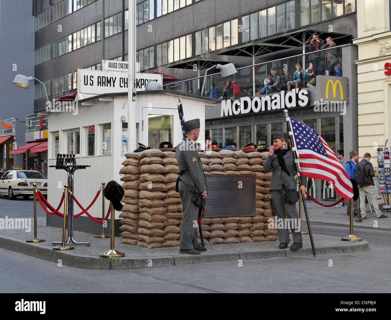 Checkpoint charlie berlin -Fotos und -Bildmaterial in hoher Auflösung ...