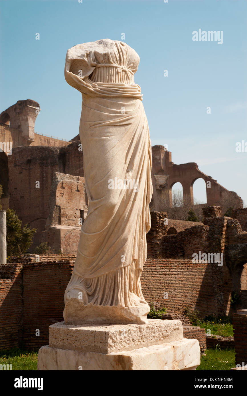 Rom - Statue von Atrium Vestae - Forum romanum Stockfotografie - Alamy