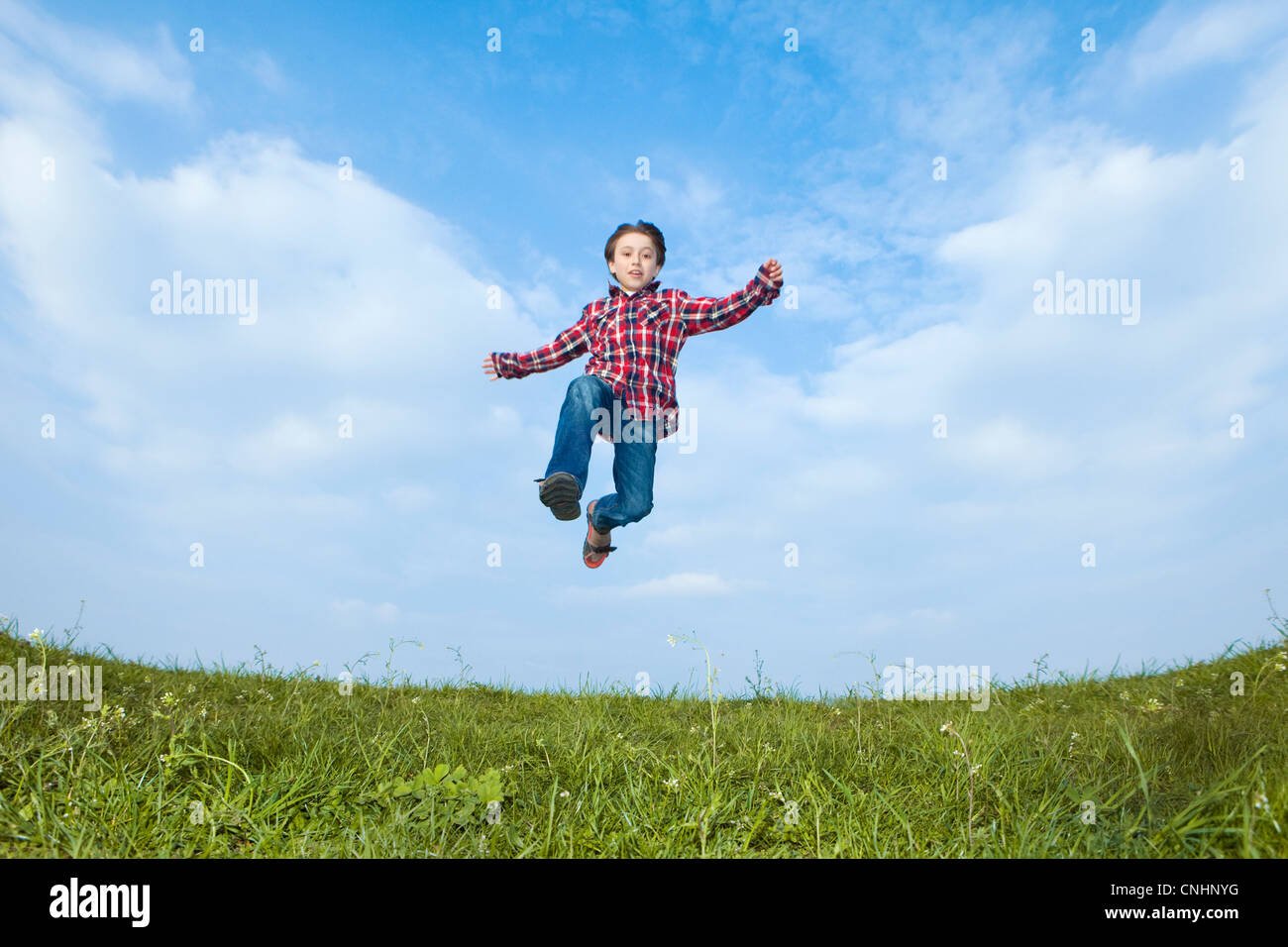 Kinder springen in der luft im park -Fotos und -Bildmaterial in hoher ...