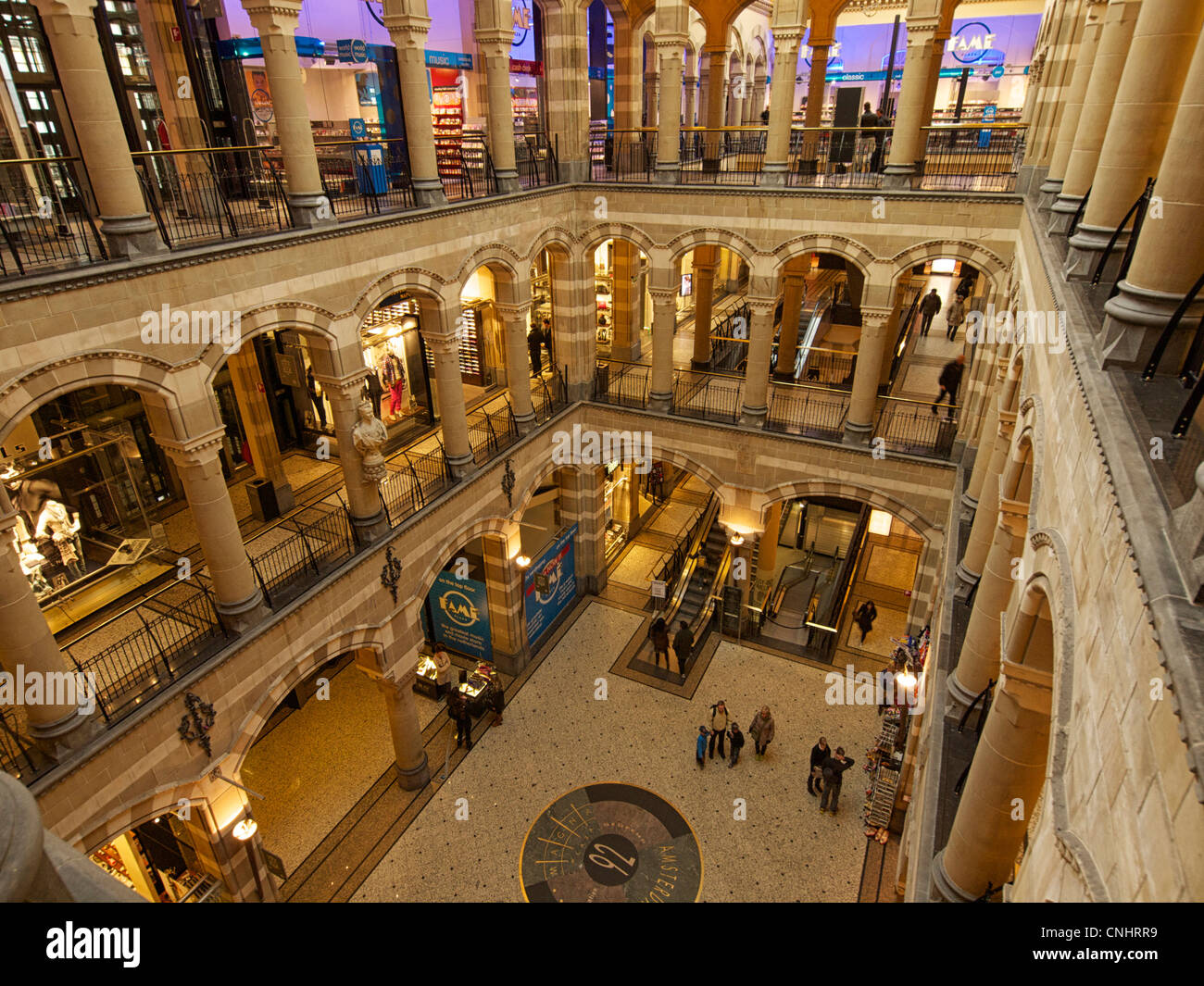 Innere des Luxus-Einkaufszentrum Magna Plaza in Amsterdam, Niederlande ...