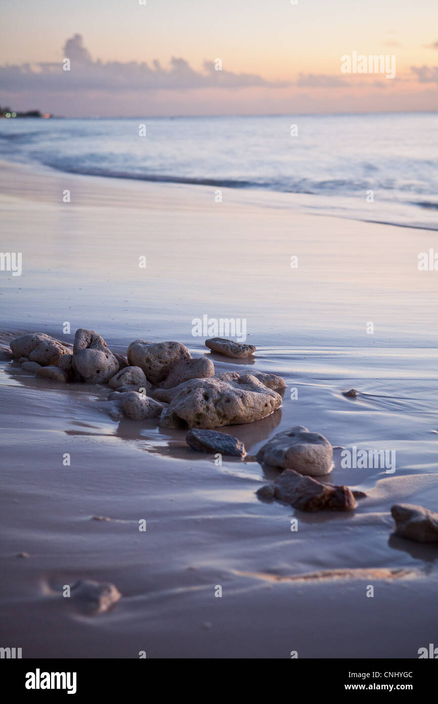 Karibische Meer waschen über Strand und Felsen, Grand Cayman, Cayman ...