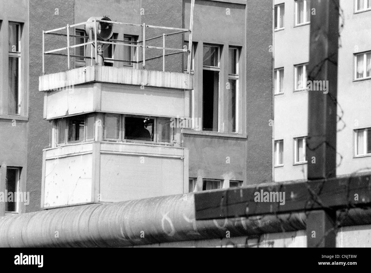 Checkpoint Charlie in der Friedrichstraße - Wachturm der Berliner Mauer ...