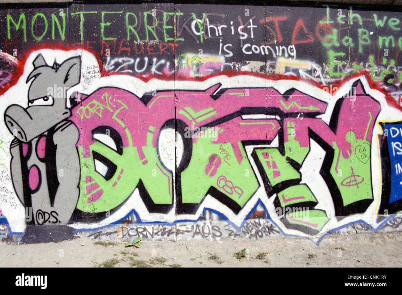 Checkpoint Charlie an der Friedrichstraße - Graffiti der Berliner Mauer ...