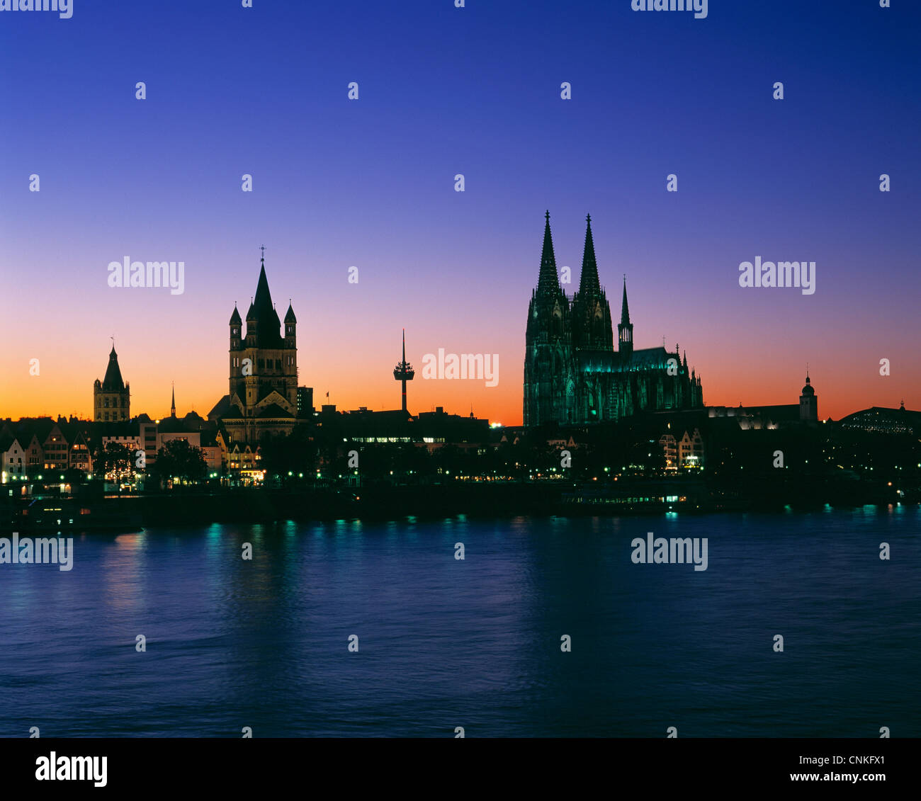 Kirchturm kirche gross st martin am rhein -Fotos und -Bildmaterial in ...