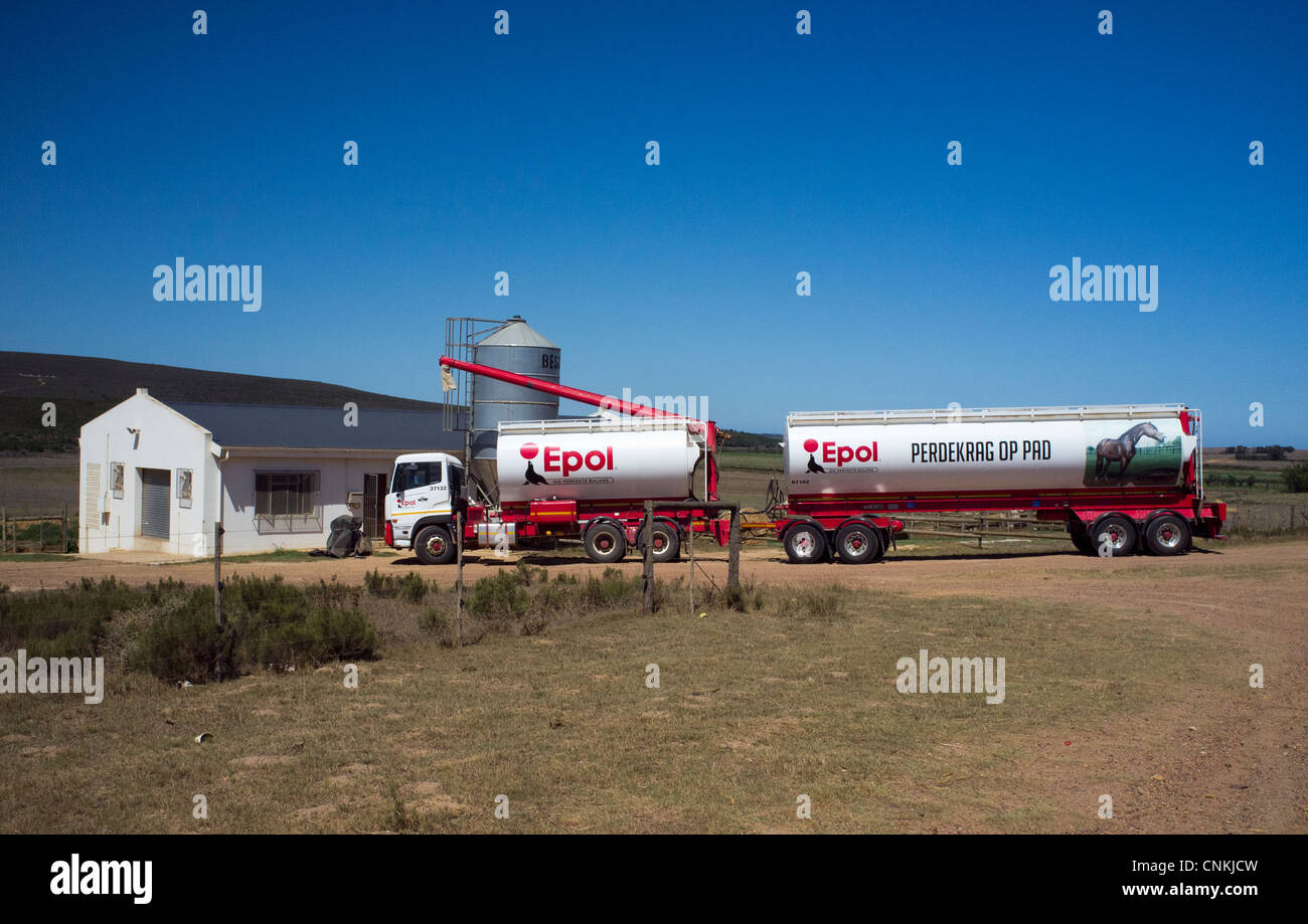 Silo lkw tierfutter -Fotos und -Bildmaterial in hoher Auflösung – Alamy