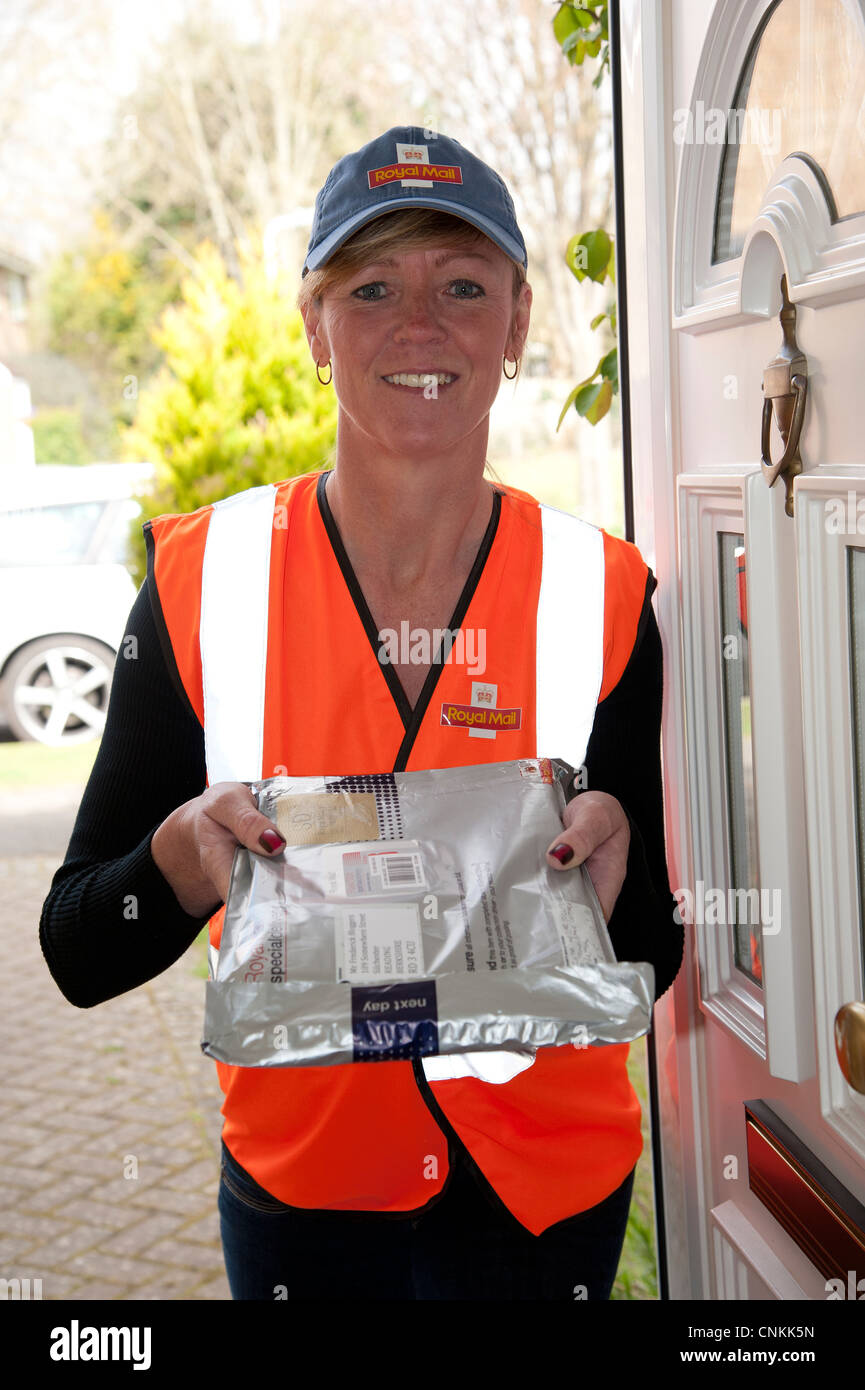 Royal Mail weibliche Post Frau liefert eine besondere Lieferung Paket ...