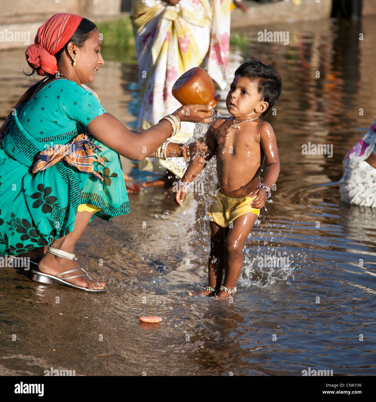 Indien kind baden -Fotos und -Bildmaterial in hoher Auflösung – Alamy