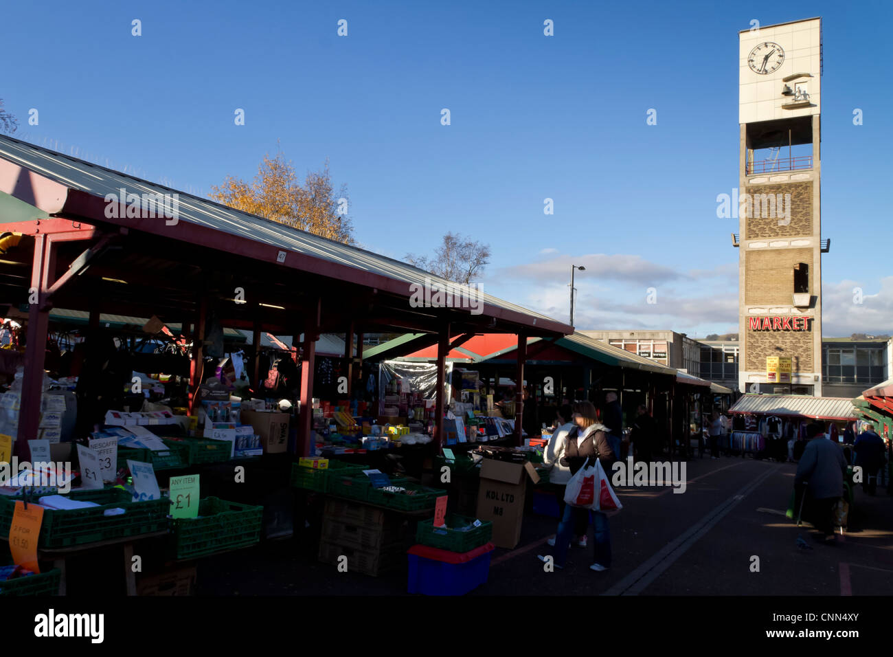 Shipley Markt Clock Tower, erbaut in den 1960er Jahren Stockfotografie ...