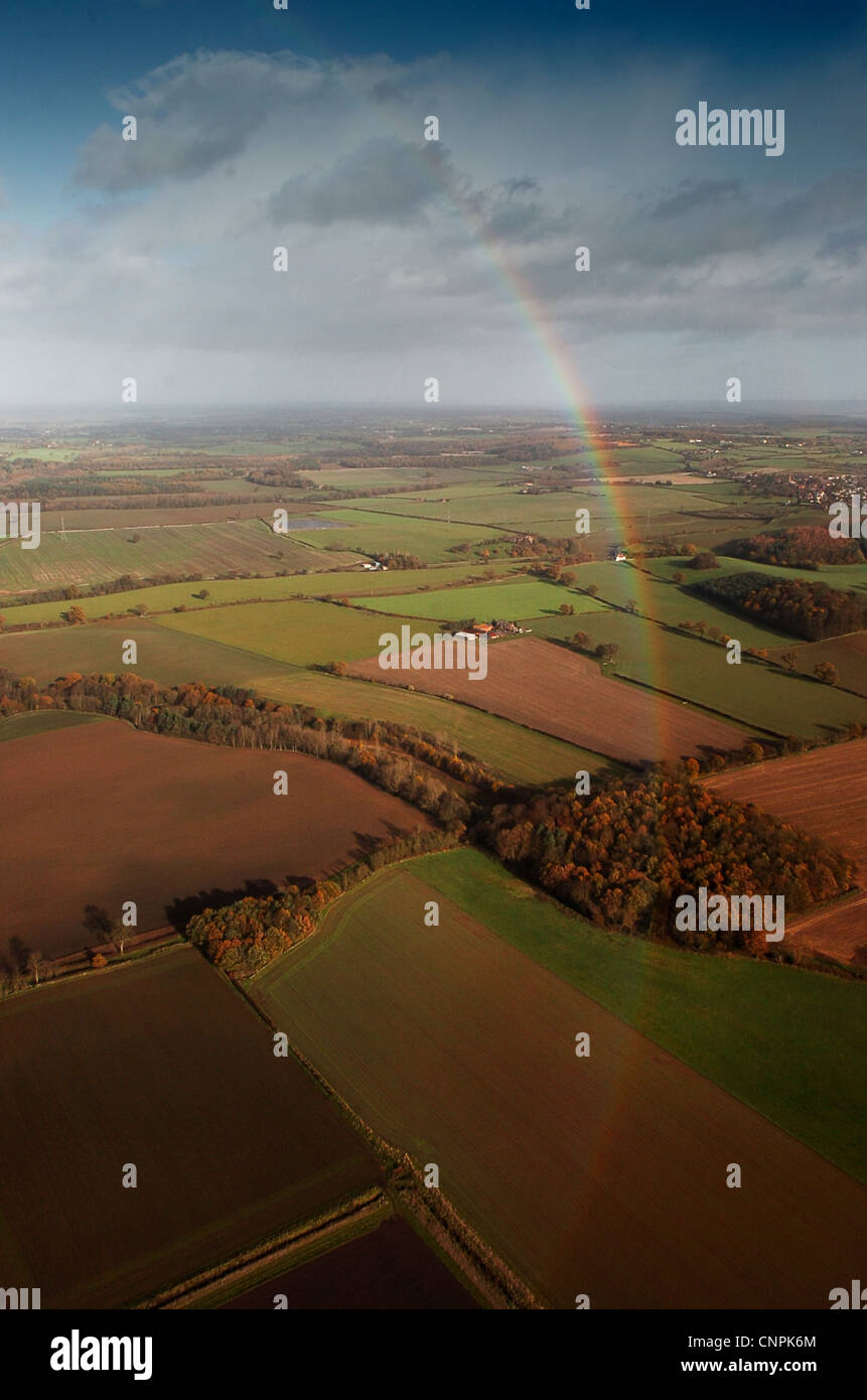 Luftbild englische Landschaft mit Regenbogen Staffordshire England Uk ...