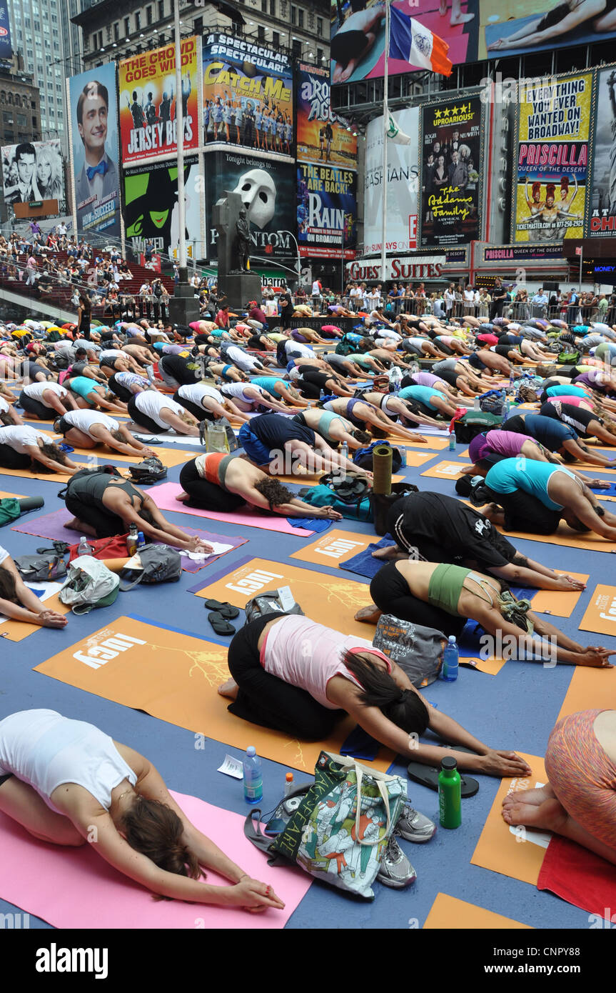 Yoga times square -Fotos und -Bildmaterial in hoher Auflösung – Alamy