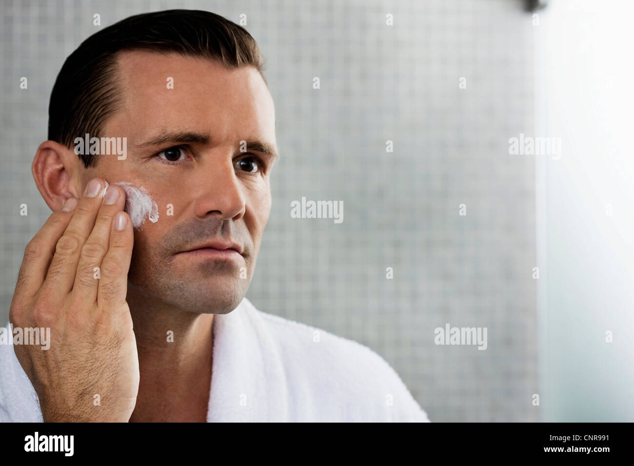Schäumend Rasierschaum auf Gesicht Mann Stockfotografie - Alamy