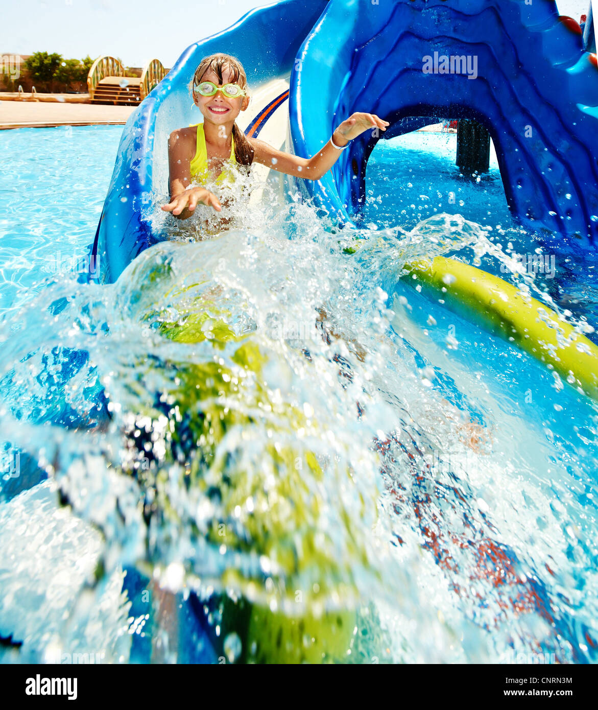 Kind auf Rutsche im Aquapark. Sommerurlaub Stockfotografie - Alamy