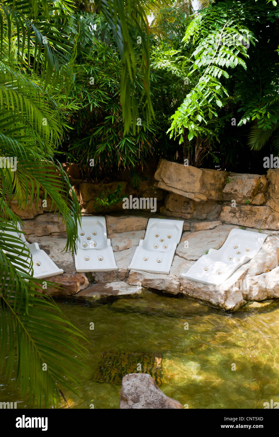 Pool bed -Fotos und -Bildmaterial in hoher Auflösung – Alamy