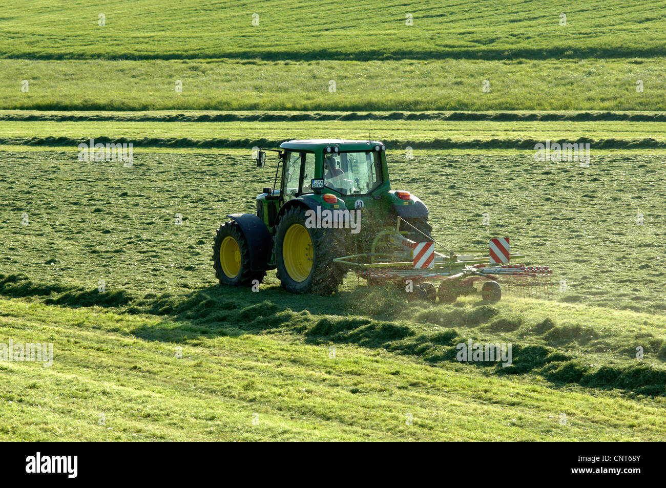 Traktor mit kreiselzettwender auf einer wiese -Fotos und -Bildmaterial in hoher Auflösung – Alamy
