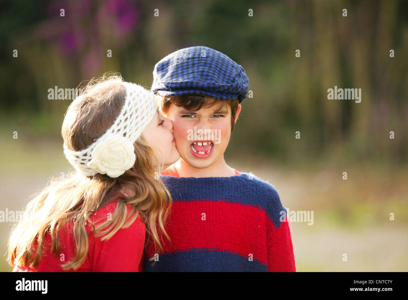Zuerst kinder küssen -Fotos und -Bildmaterial in hoher Auflösung – Alamy