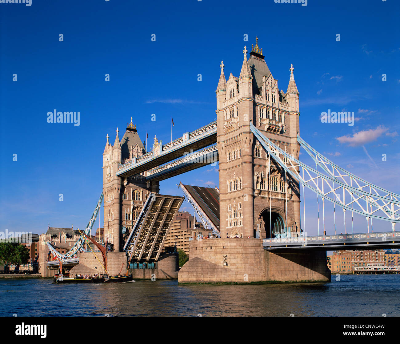 Thames barge und tower bridge -Fotos und -Bildmaterial in hoher ...