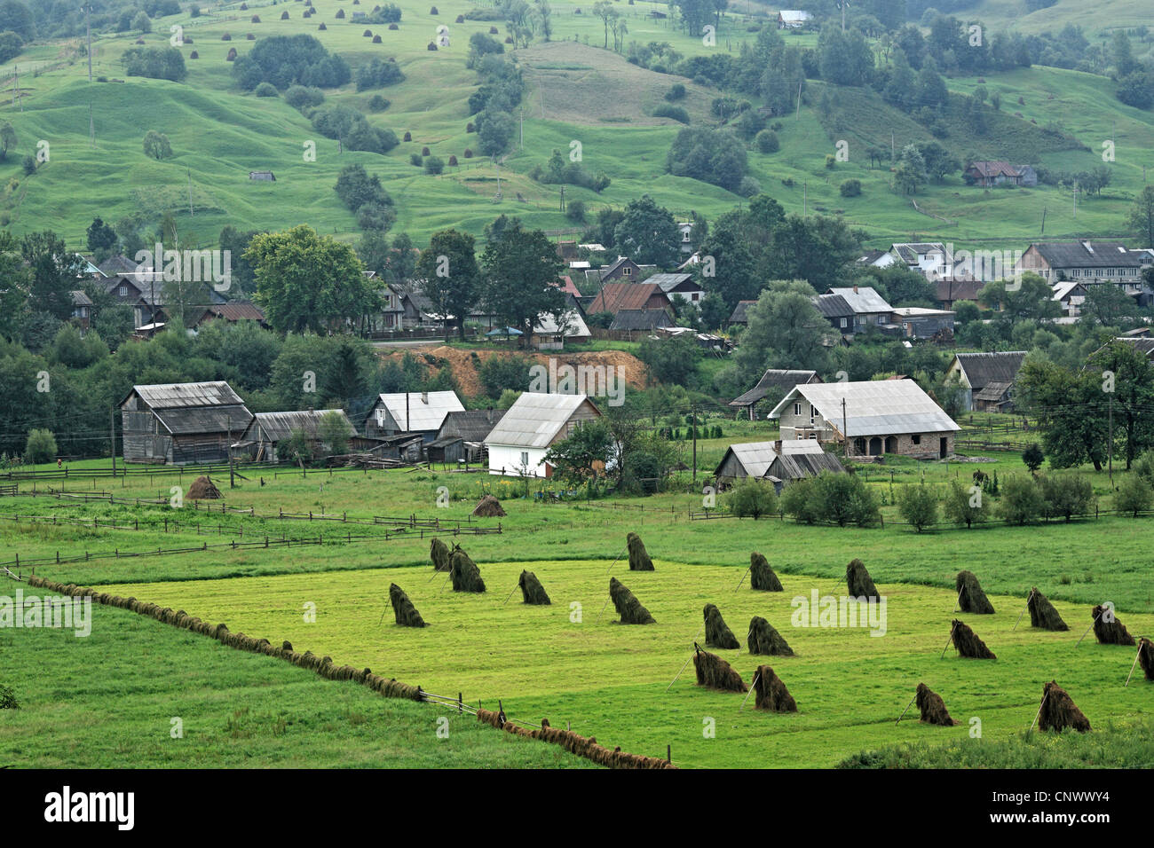 Dorf in den karpaten -Fotos und -Bildmaterial in hoher Auflösung – Alamy