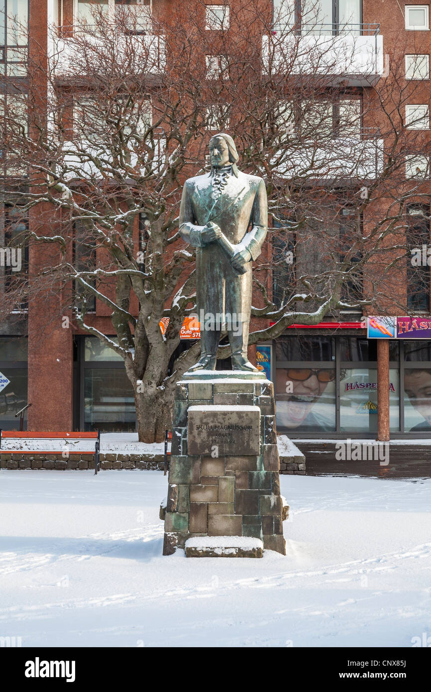 Statue von Skuli Magnusson in Reykjavik, Island, im Schnee ...