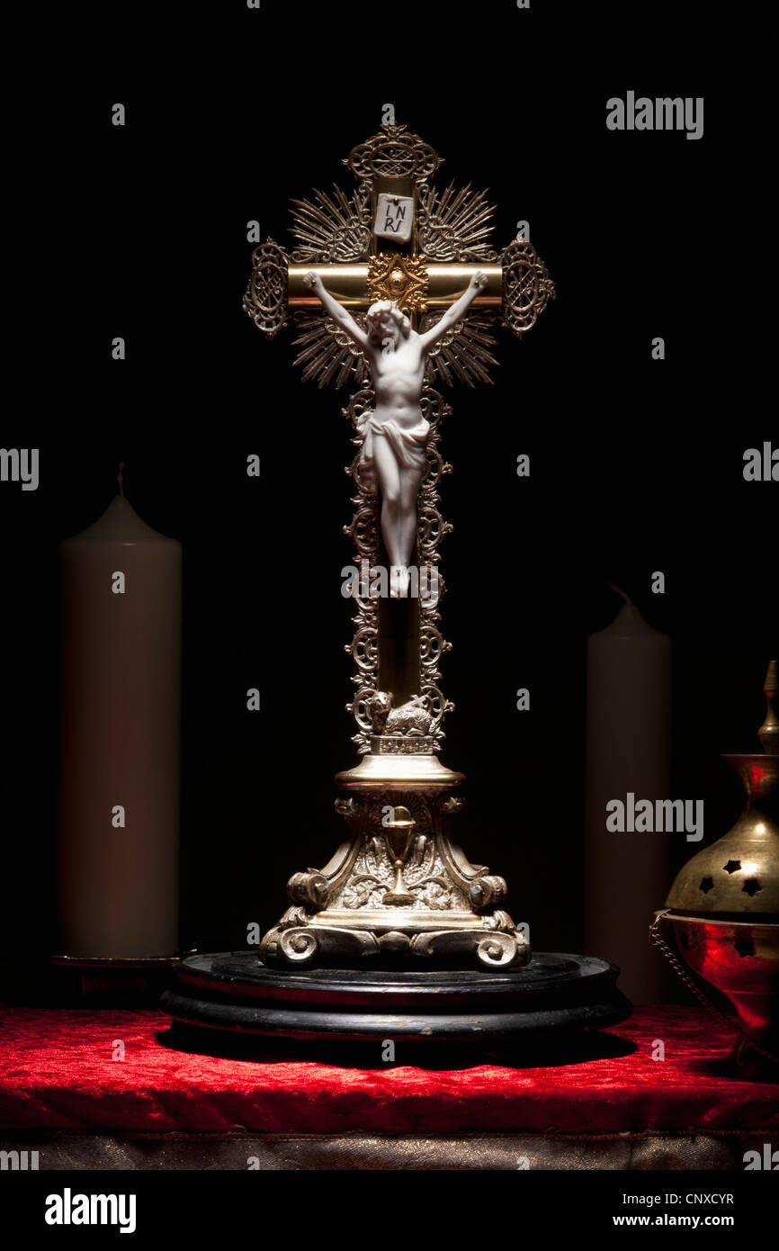 Altar crucifix -Fotos und -Bildmaterial in hoher Auflösung – Alamy