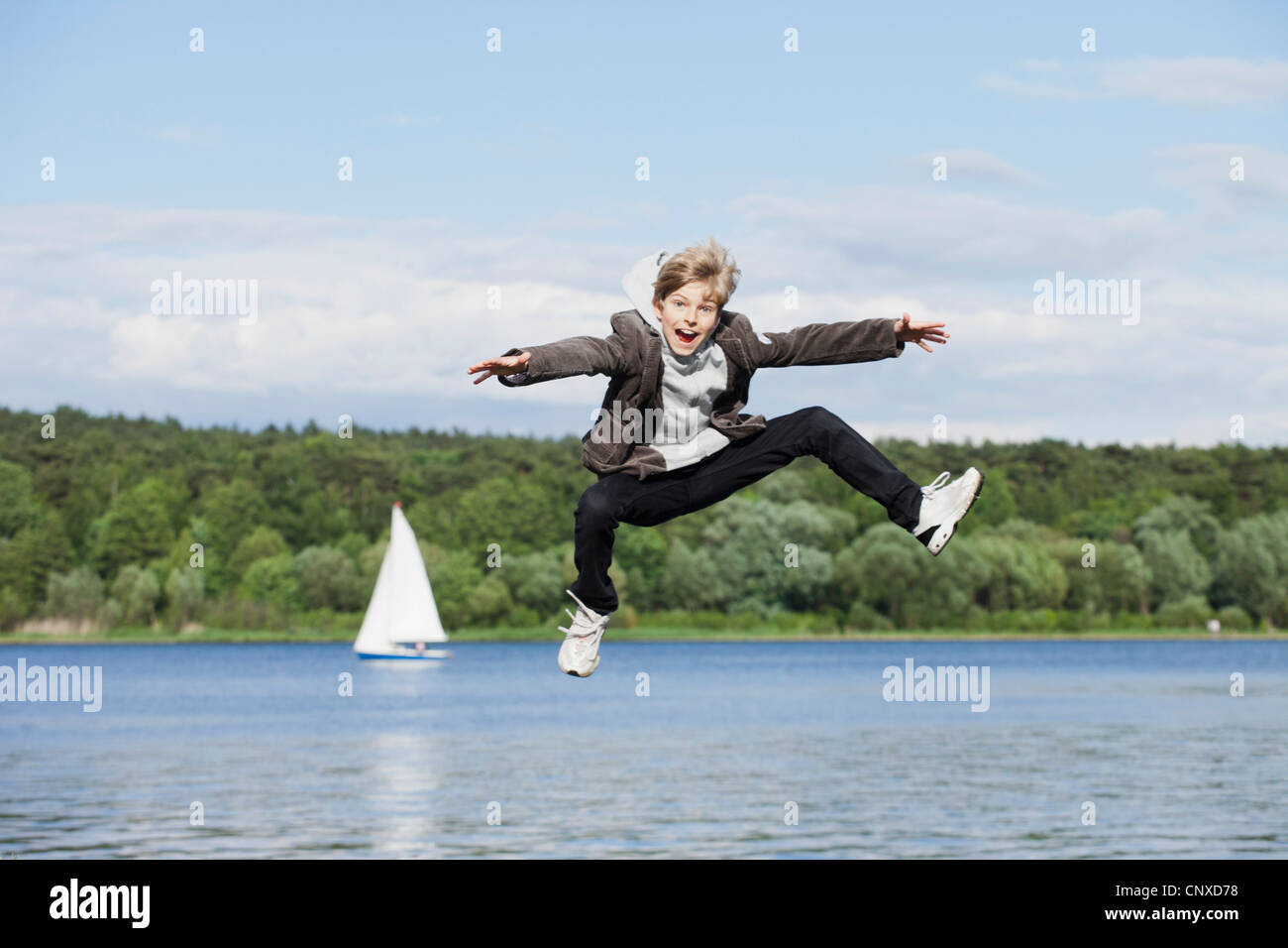 Kinder springen in der luft im park -Fotos und -Bildmaterial in hoher ...