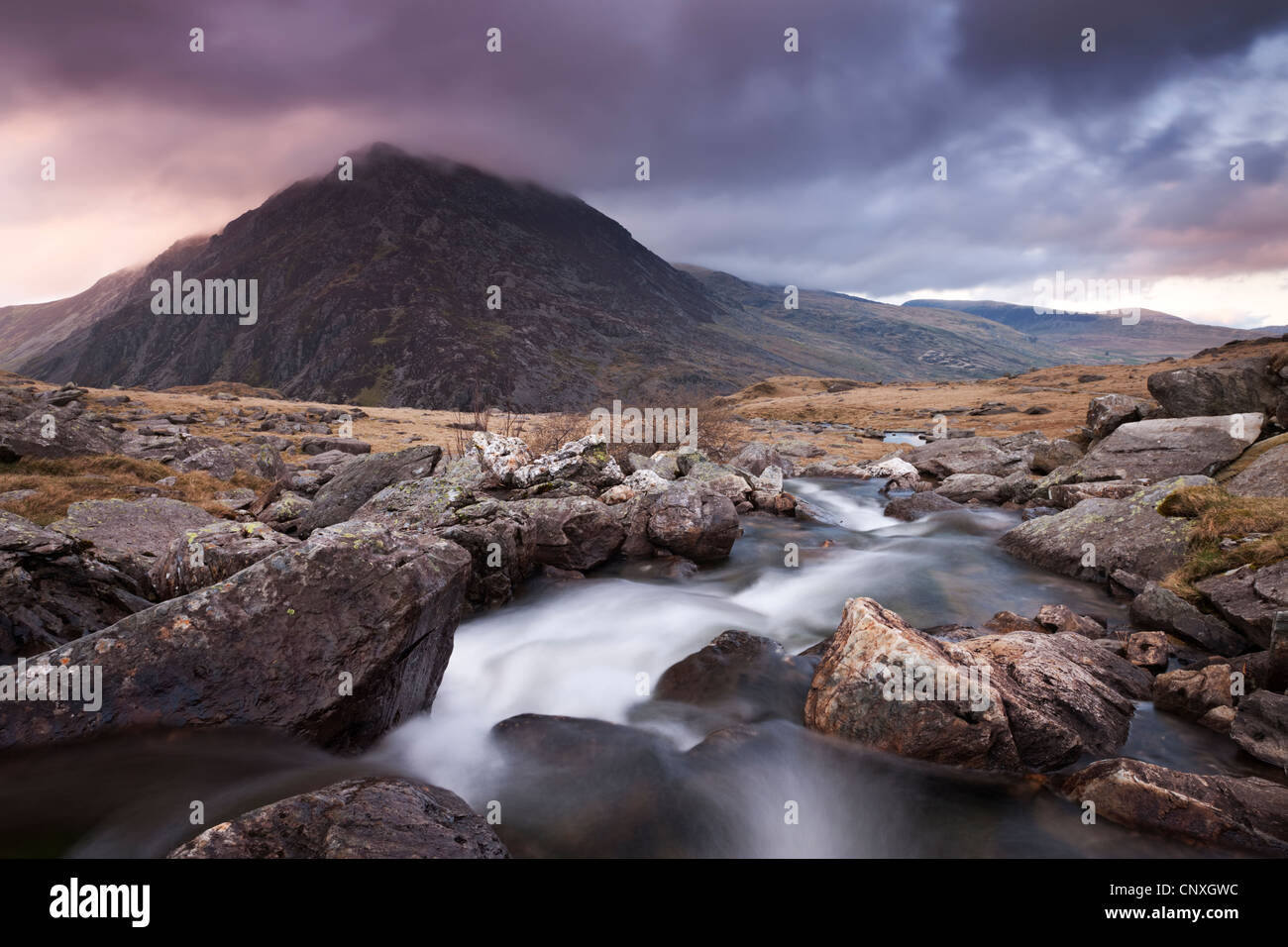Berge fluss -Fotos und -Bildmaterial in hoher Auflösung – Alamy