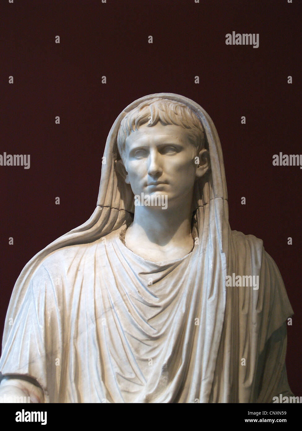 Statue von Augusto Pontifex Maximus, National Museum in Rom ...