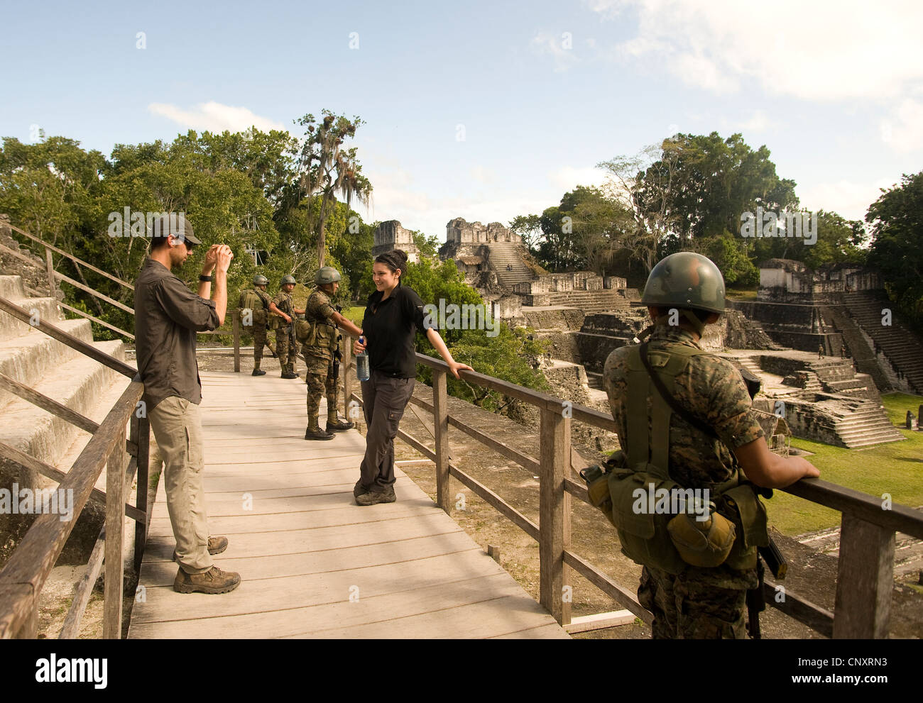 Soldaten bewachen Touristen in Tikal National Park, Guatemala ...