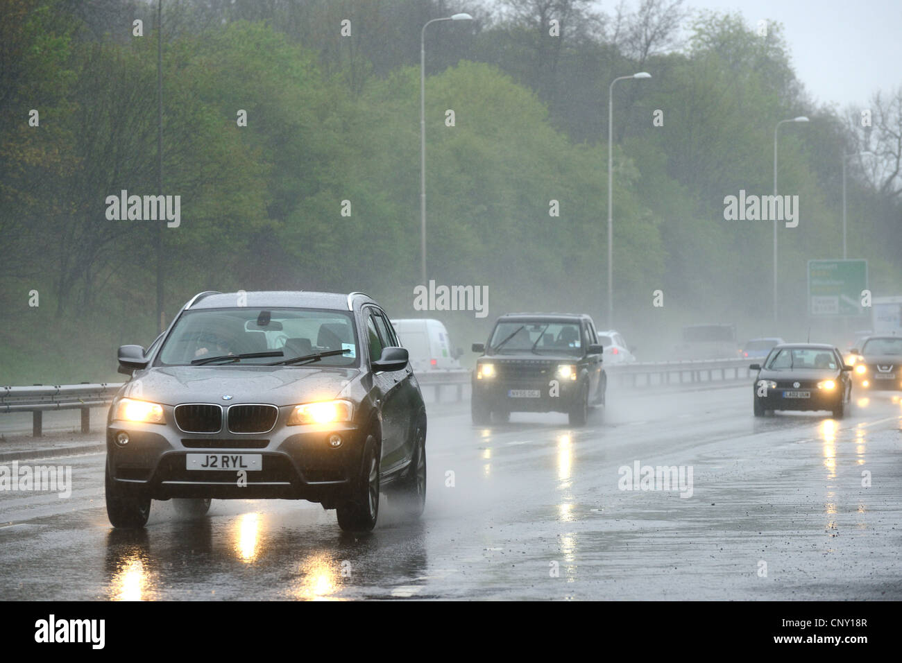 Autobahn fahren im nassen -Fotos und -Bildmaterial in hoher Auflösung ...