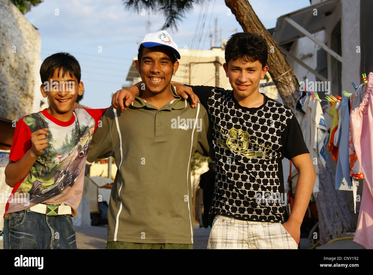 Roma gypsy gypsies boys -Fotos und -Bildmaterial in hoher Auflösung – Alamy