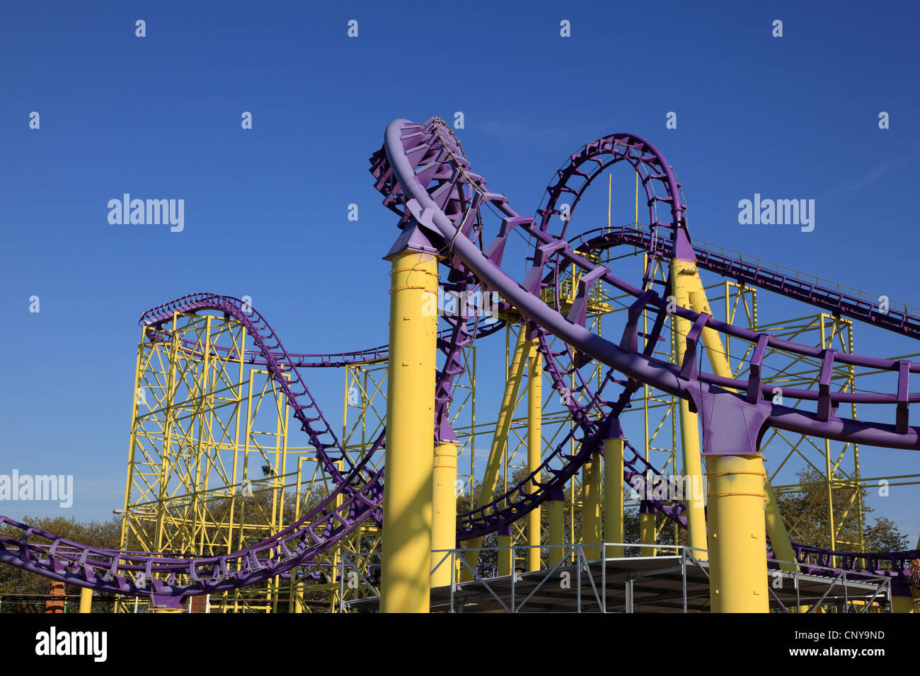 Achterbahn in einem Freizeitpark Stockfotografie - Alamy