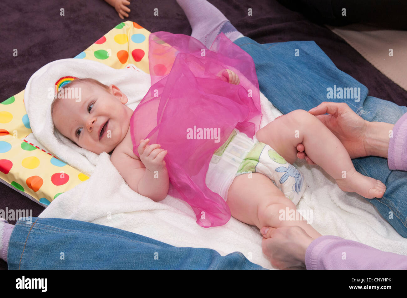 Kind in einer windel -Fotos und -Bildmaterial in hoher Auflösung – Alamy