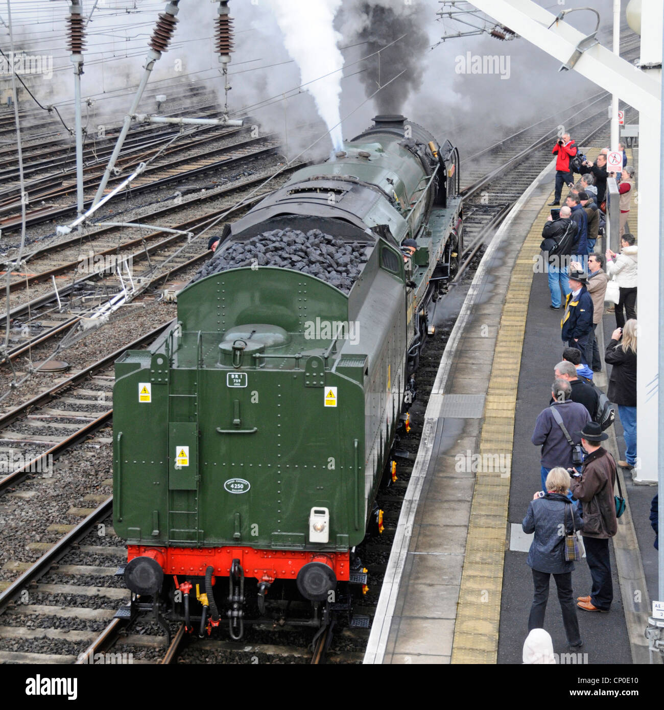 Britannia 70000 Dampflok Baujahr 1951 Umkehr in Richtung Wagen zu ...